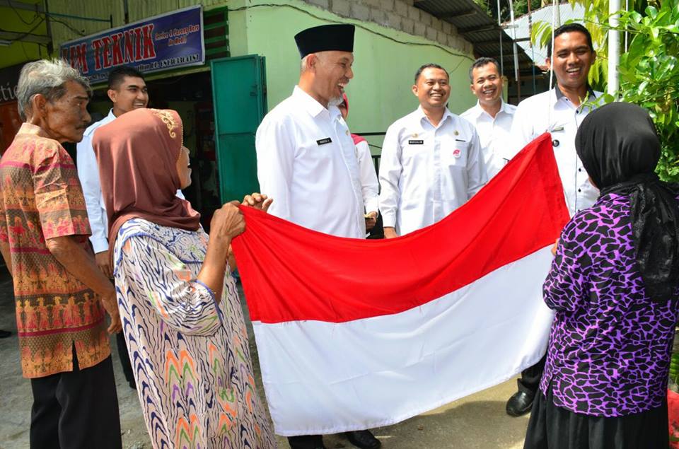Ajak Warga Peringati HUT RI, Kesbangpol Padang Bagikan 187 Bendera Ajak Warga Peringati HUT RI, Kesbangpol Padang Bagikan 187 Bendera