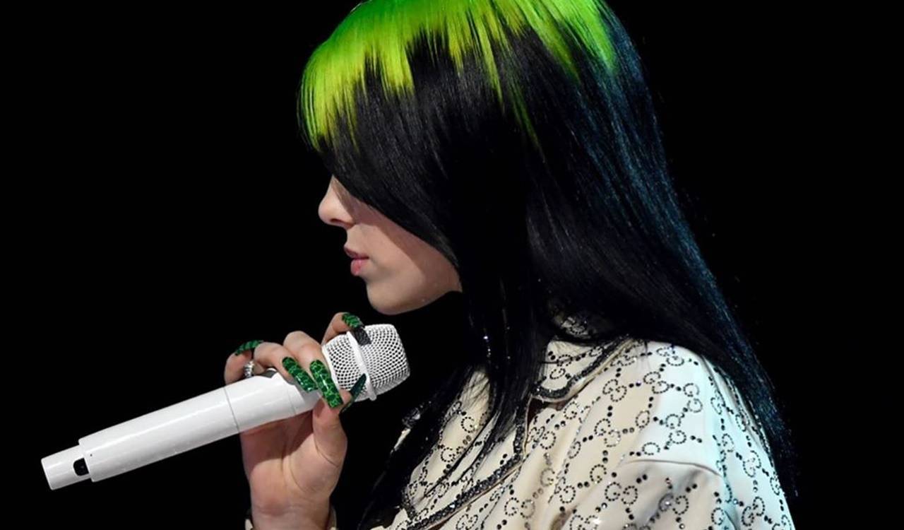 Aksi Penyanyi Cantik Billie Eilish Melepaskan Baju di Panggung Aksi Penyanyi Cantik Billie Eilish Melepaskan Baju di Panggung