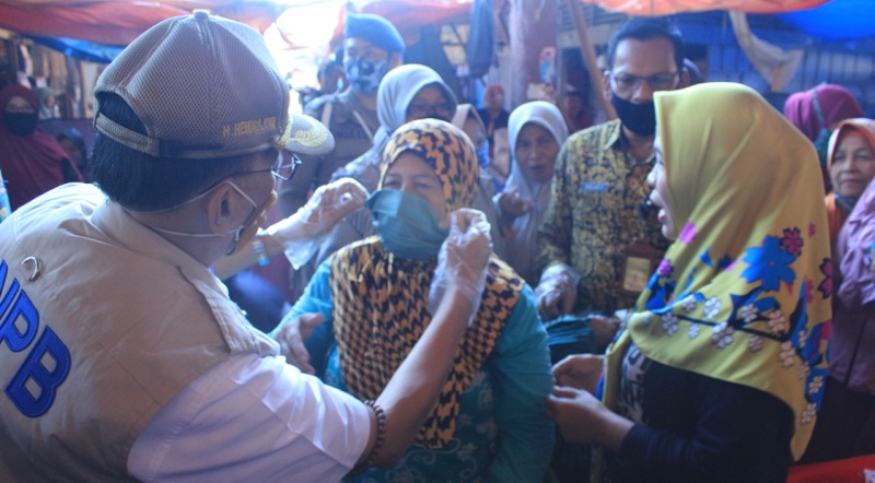 Sosialisasi New Normal di Pasar Painan, Hendrajoni Bagikan 1000 Masker