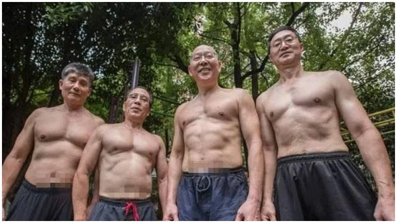 Usia Boleh Tua, Kakek-kakek 70 Tahun Ini Masih Berotot dan Berbadan Kekar