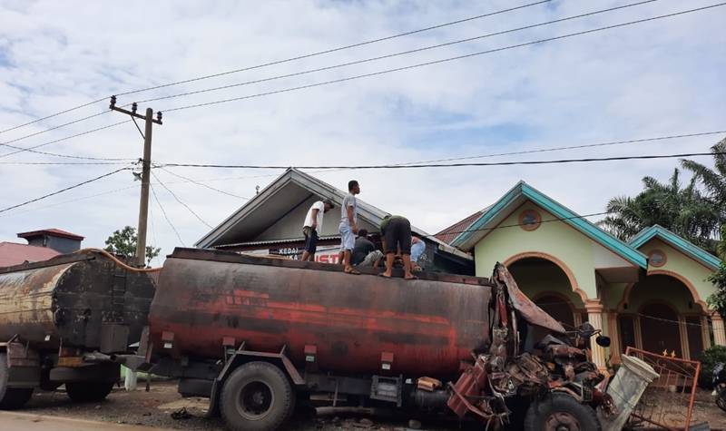 Truk Tangki CPO Tabrak Truk Giga di Pessel, Sopir Luka-Luka Truk Tangki CPO Tabrak Truk Giga di Pessel, Sopir Luka-Luka