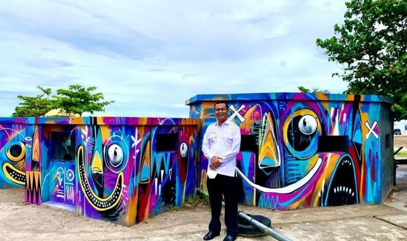 Genius Umar Puji Herzven, Visual Artist yang Bikin Mural di Pantai ...
