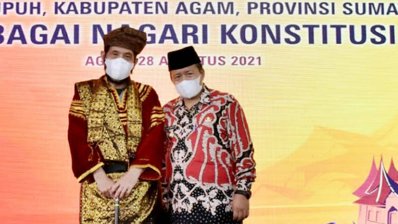 Datang ke Ranah Minang, Ketua MK RI Diberi Gelar Datuak Rajo Alam ... Datang ke Ranah Minang, Ketua MK RI Diberi Gelar Datuak Rajo Alam ...
