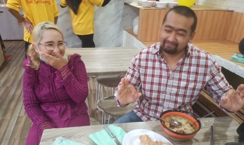 Artis Minang Upik Isil Buka Usaha Bakso Tak Tun Tuang di Padang