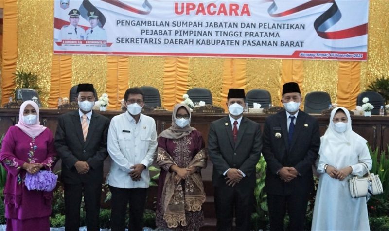 Hendra Putra Dilantik Jadi Sekda Pasbar Definitif, Ini Pesan Bupati ...