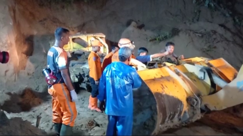 Hingga Tengah Malam, Pencarian Korban Tertimbun Longsor di Palembayan ...