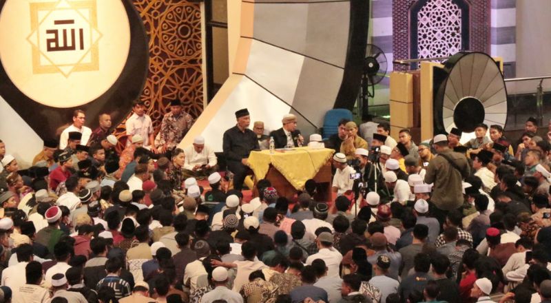 Ditemani Gubernur Mahyeldi Sepanjang Tablig Akbar, Buya Yahya Bahas ... Ditemani Gubernur Mahyeldi Sepanjang Tablig Akbar, Buya Yahya Bahas ...
