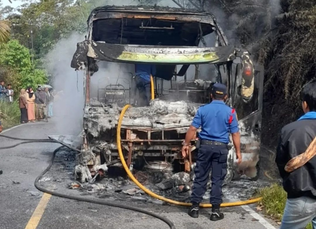 Gangguan Mesin, Bus ALS Rute Medan - Jakarta Terbakar di Agam Gangguan Mesin, Bus ALS Rute Medan - Jakarta Terbakar di Agam