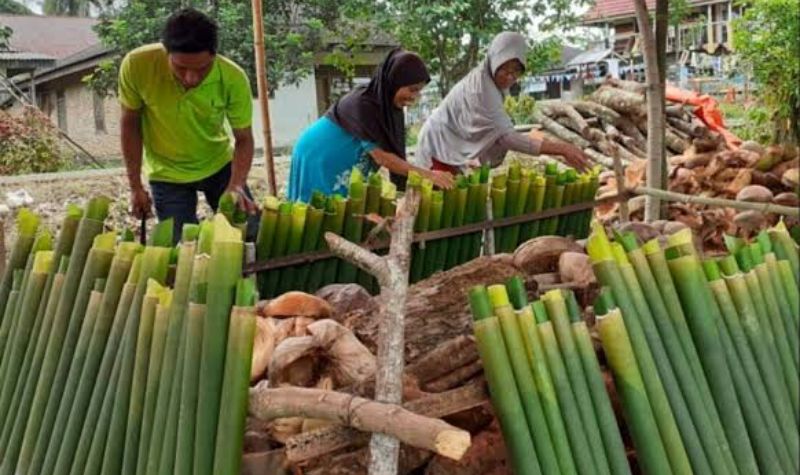 Tradisi Malamang yang masih Hidup di Lubuk Basung Agam Menjelang Bulan ...