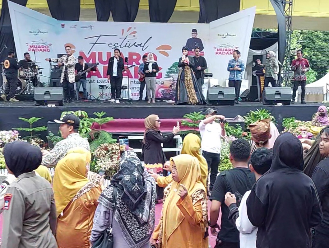 Kesenian Gambang hingga Marandang Semarakkan Festival Muaro Padang Hari ...