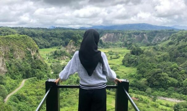 Sensasi Menikmati Keindahan Ngarai Sianok dari Taman Kecil Puncak Taruko