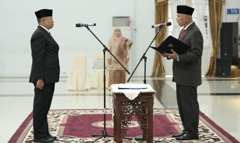 Gubernur Mahyeldi Lantik Mursalim Jadi Kepala Biro Adpim Setdaprov Sumbar Gubernur Mahyeldi Lantik Mursalim Jadi Kepala Biro Adpim Setdaprov Sumbar