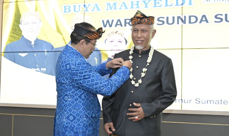 Gubernur Mahyeldi Dianugerahi Gelar Kehormatan ‘Abah Rakean’ oleh ... Gubernur Mahyeldi Dianugerahi Gelar Kehormatan ‘Abah Rakean’ oleh ...