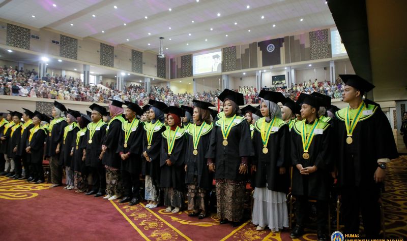Wisuda 1.025 Lulusan, Ganefri Ungkap UNP Kampus Peringkat 1 Terbaik di ...