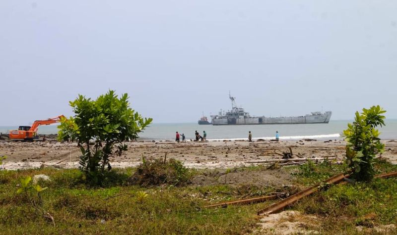 KRI Teluk Bone 511 Tiba di Pantai Pariaman, Jadi Museum Bahari Satu ...