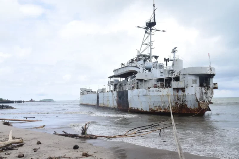 Eks KRI Teluk Bone 511 Menepi ke Pantai Talao Pariaman, Ditarik ke ...