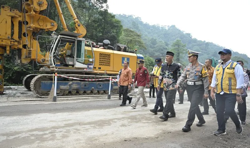 Gubernur Sumbar Uji Coba 'Open Traffic' Jalan Lembah Anai, Progres Perbaikan 30 Persen