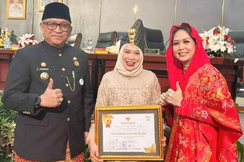 Prof. Rizanda Machmud, Tokoh Kesehatan yang Harumkan Nama Padang