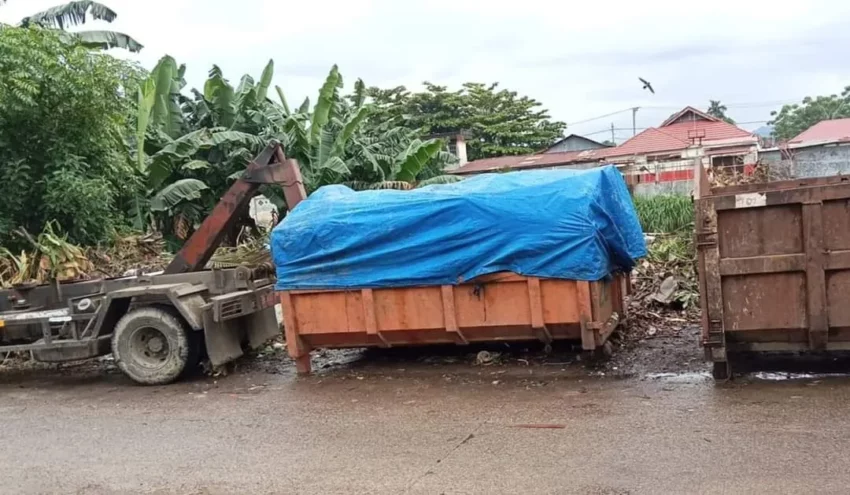 Tanggapi Keluhan Masyarakat, DLH Padang Pasang Terpal di Truk Sampah