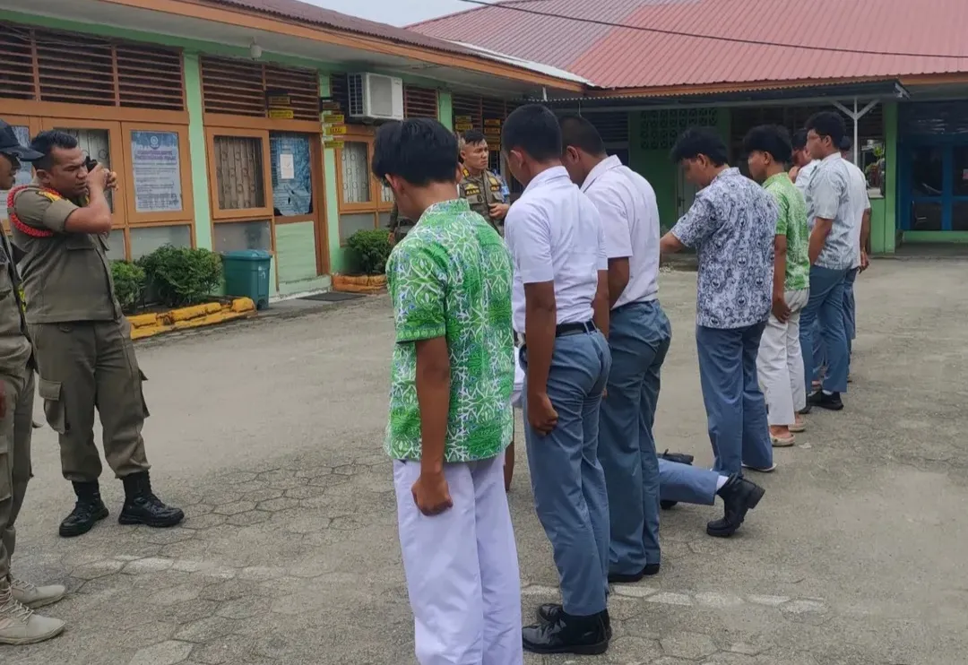 Bolos Pesantren Ramadan, Satpol PP Padang Amankan Belasan Pelajar di Warung Internet