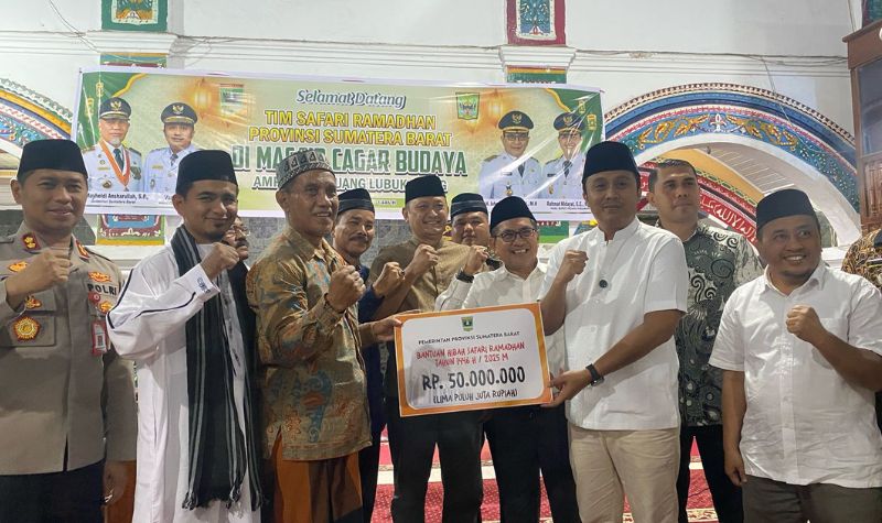 Vasko Ruseimy Serahkan Bantuan Rp50 Juta untuk Masjid Bersejarah Ampek ...