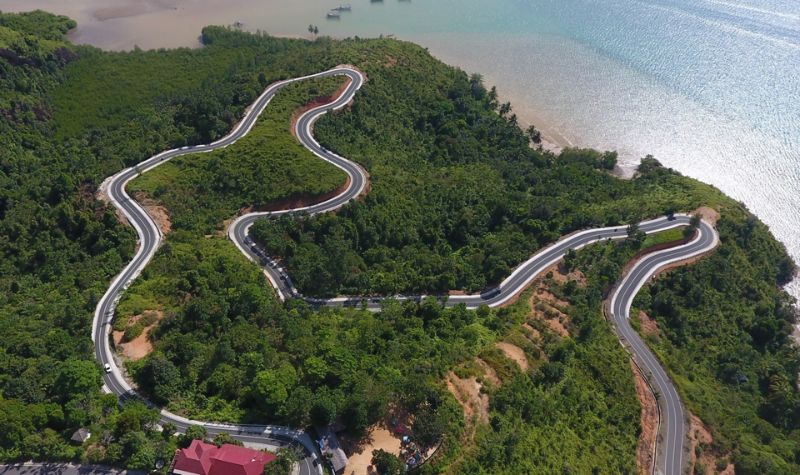 Jalan Teluk Kabung - Mandeh Rusak Parah di Sungai Pisang, Pemprov ...