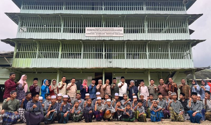 Wagub Vasko Ruseimy Serahkan Hibah Rp2,7 Miliar untuk Anak-anak LKSA di ...